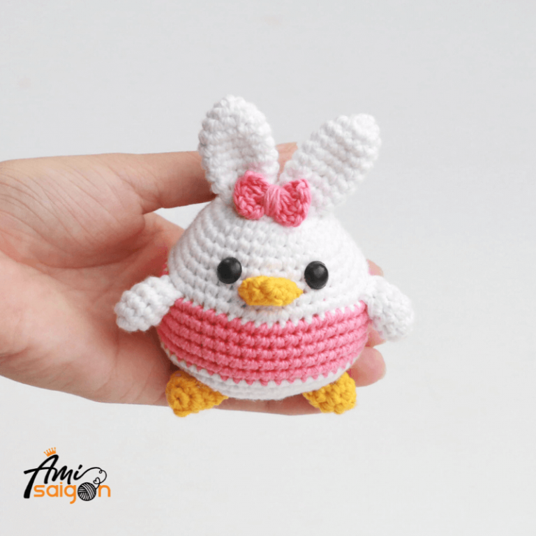 Free crochet pattern elegant Daisy duck amigurumi - Ami Saigon