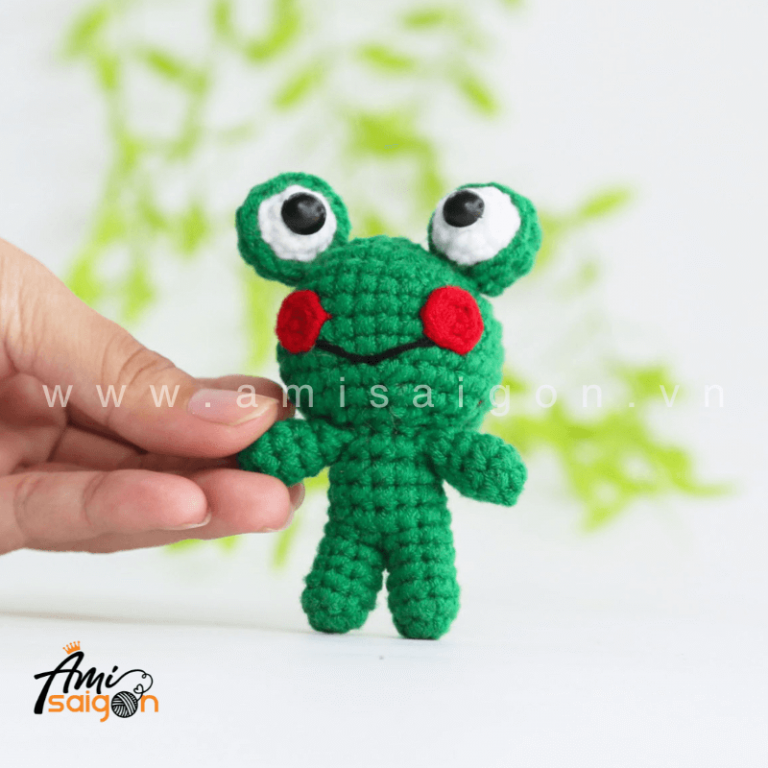 Free tiny amigurumi frog keychain crochet pattern - Ami Saigon