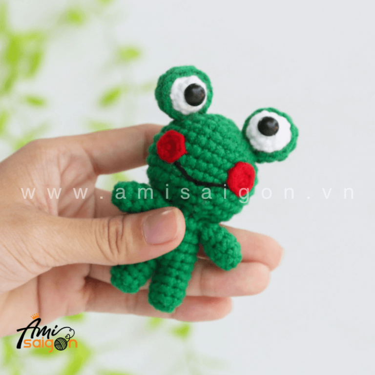 Free tiny amigurumi frog keychain crochet pattern - Ami Saigon