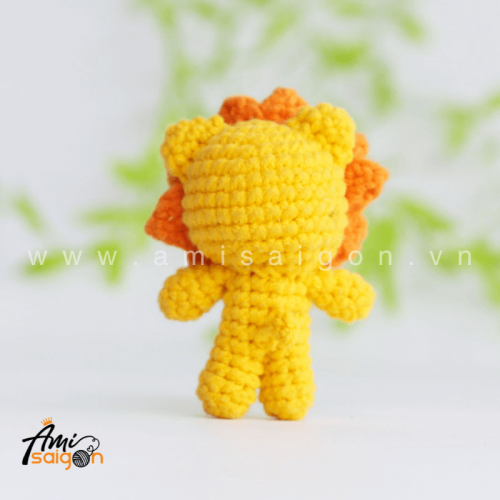 Tiny amigurumi lion keychain free crochet pattern - Ami Saigon
