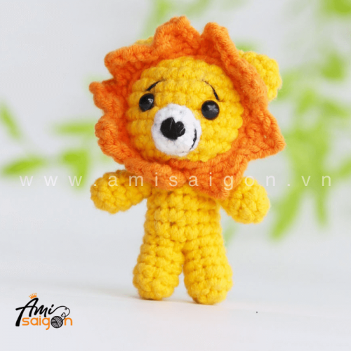 Tiny amigurumi lion keychain free crochet pattern - Ami Saigon