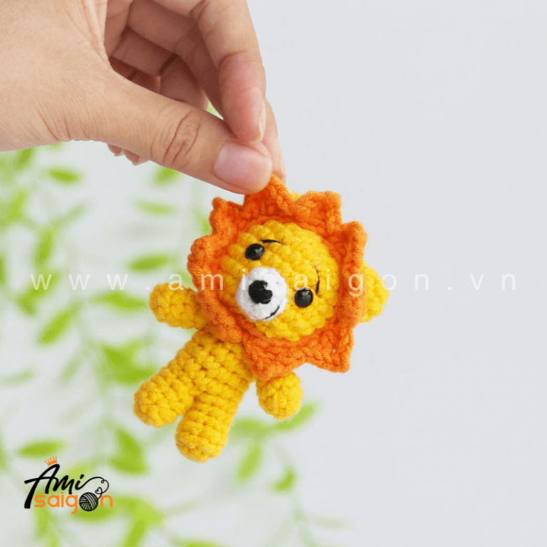 Tiny amigurumi lion keychain free crochet pattern - Ami Saigon