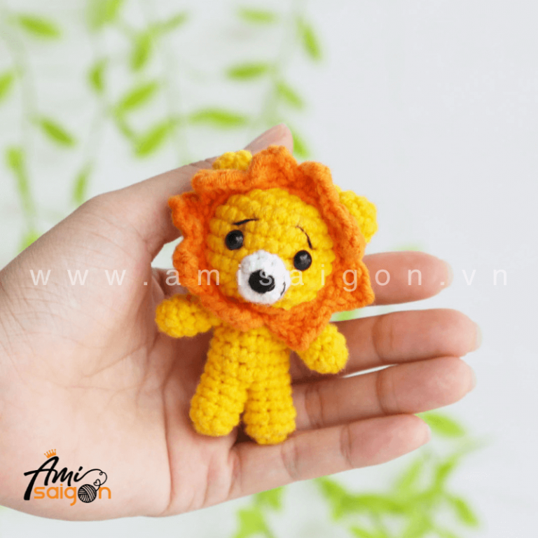 Tiny amigurumi lion keychain free crochet pattern - Ami Saigon