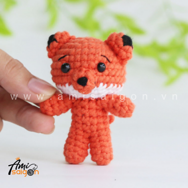 Free tiny amigurumi fox keychain crochet pattern - Ami Saigon