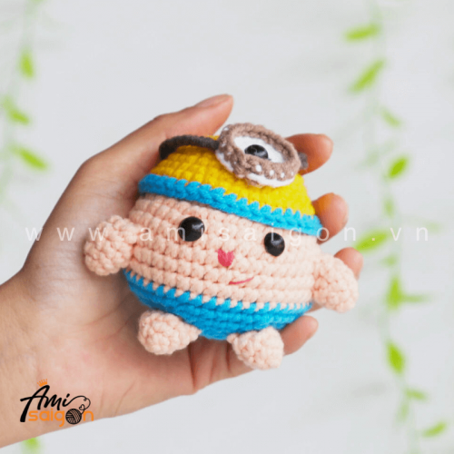 Amigurumi chubby Minion keychain free crochet pattern - Ami Saigon