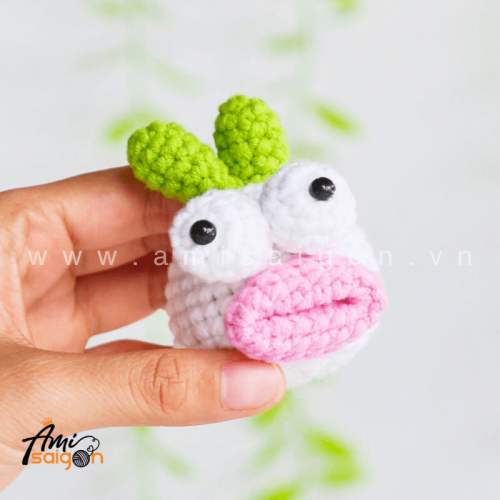 Cartoon onion with a funny face amigurumi free crochet pattern - Ami Saigon